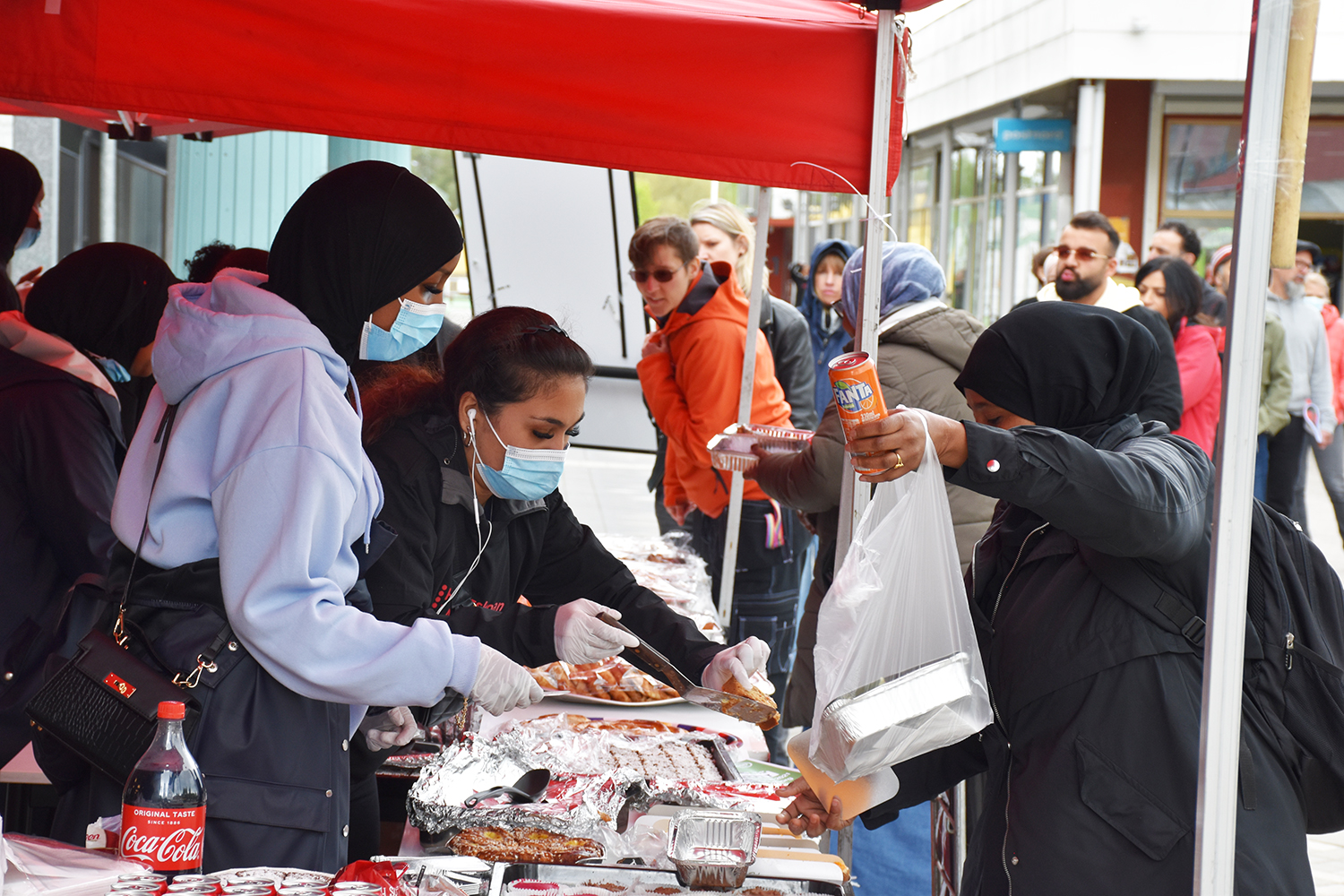 Folkhögskolestudenter i Hammarkullen sålde mat till stöd för Gaza ...